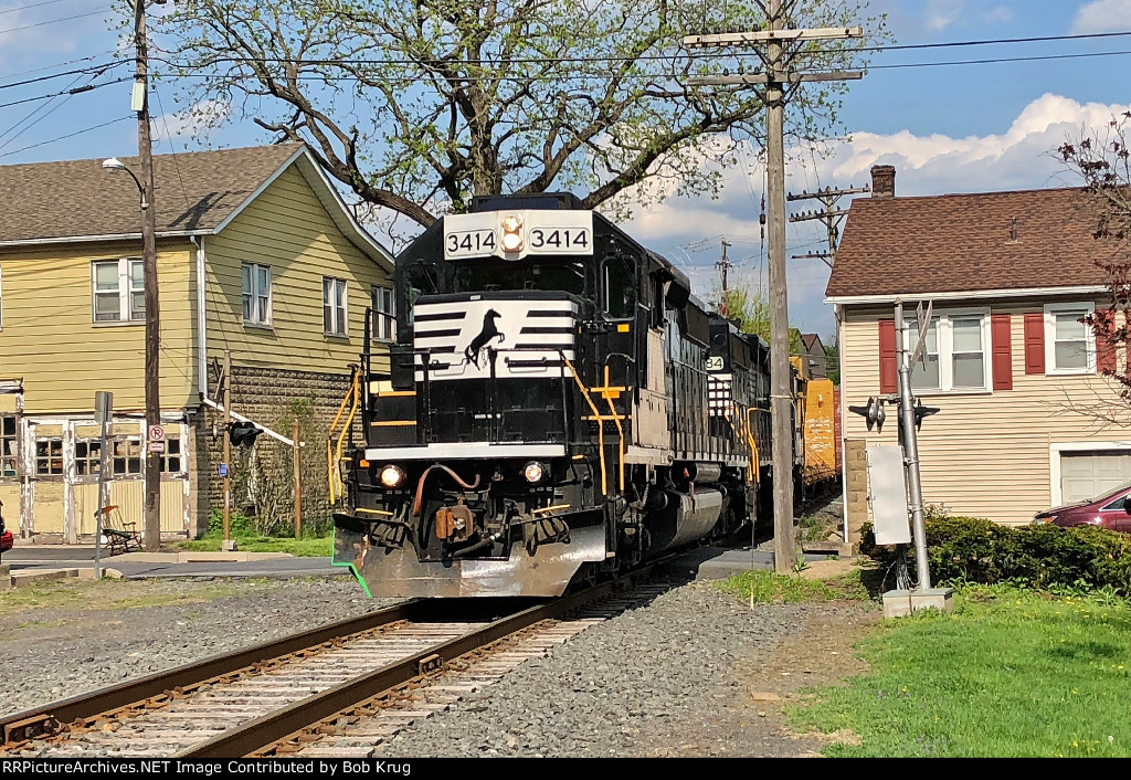 NS 3414 leads NS local H75 westbound through Nazareth